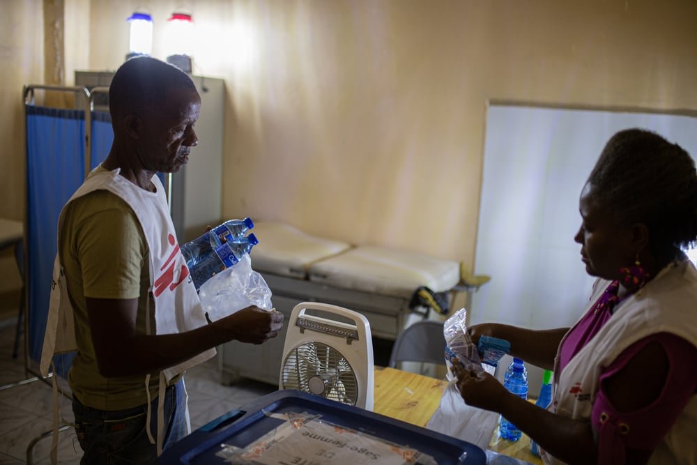 Haiti: MSF mobile clinics in Port-au-Prince treat people stranded by ...